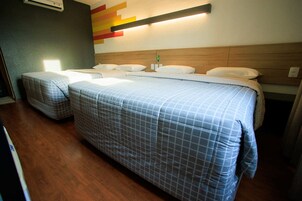 Quarto duplo standard, 2 camas de casal | Frigobar, cofres nos quartos, escrivaninha, cortinas blackout