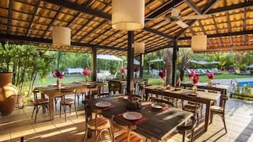 Pequenos-almoços e almoços servidos, incluindo cozinha de fusão