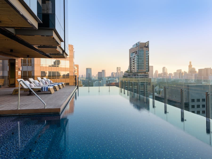 Piscina exterior, da(s) 7:00 à(s) 21:00, guarda-sóis, espreguiçadeiras