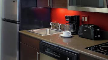 Um frigorífico, um micro-ondas, uma placa de cozinha