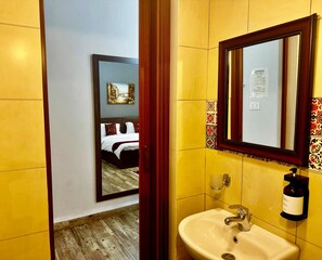 Quarto casal clássico | Cofres nos quartos, escrivaninha, espaço de trabalho para notebook