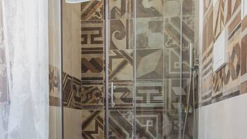 Quarto Triplo Deluxe | Minibar, cortinas/cortinados opacos, Wi-fi grátis