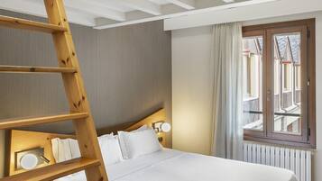 Quarto com escada de madeira, cama, mesa de cabeceira e janela com cortinas.