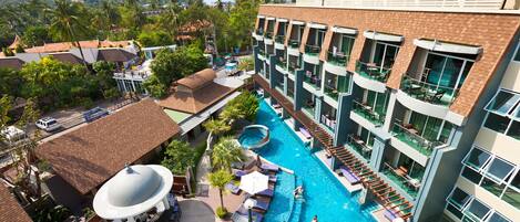 Piscina exterior, guarda-sóis, espreguiçadeiras