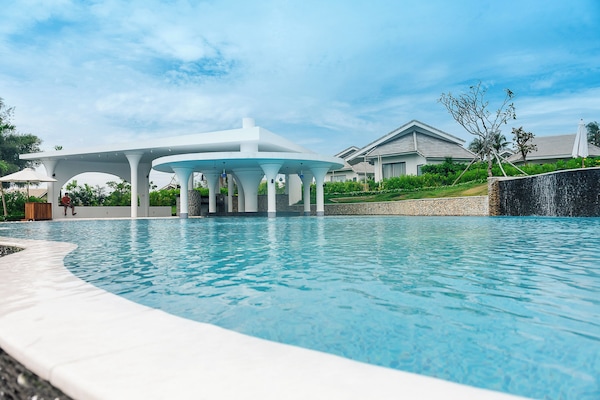 Vila superluxo, ao lado da piscina | Frigobar, cofres nos quartos, individualmente decorados