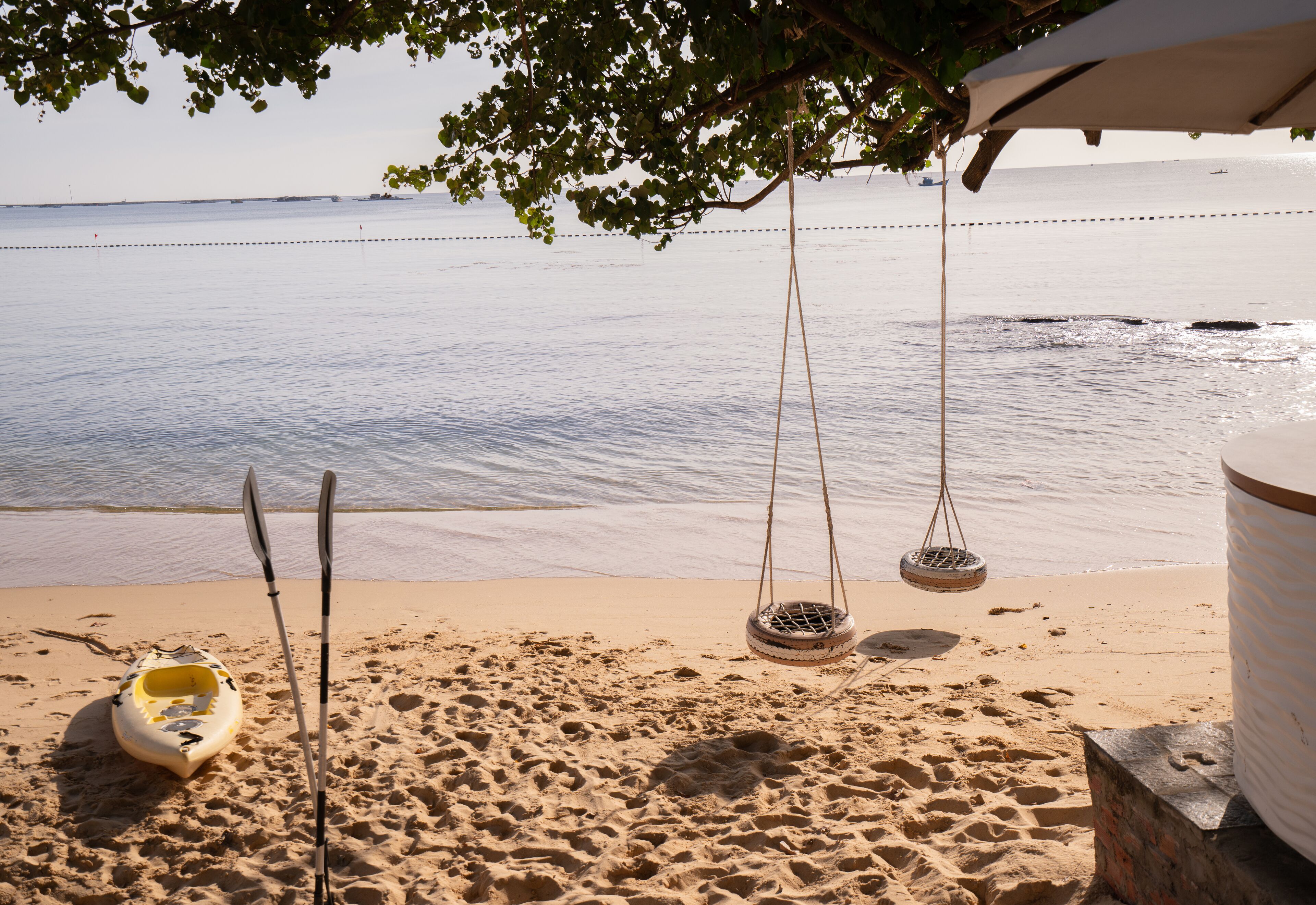 Uma praia privada, espreguiçadeiras, guarda-sóis de praia 