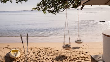 Praia particular, espreguiçadeiras, guarda-sóis, toalhas de praia