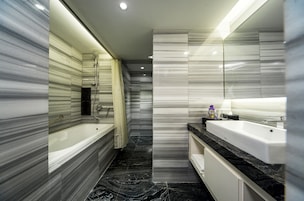 Suite Executiva (with Club Lounge Access) | Casa de banho | Artigos de higiene pessoal grátis, um secador de cabelo, um bidé 