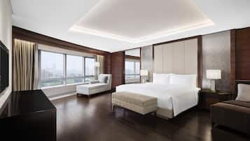 Suíte club, 1 cama King, vista para a cidade | 1 quarto, roupas de cama premium, frigobar, cofres nos quartos