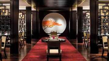 3 restaurantes, com serviço de café da manhã e almoço; culinária chinesa