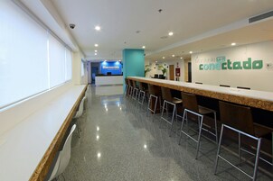 Café da manhã com buffet grátis todos os dias