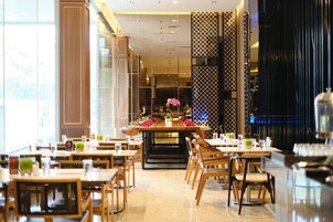 Café da manhã com buffet todos os dias (IDR 170000 por pessoa) 