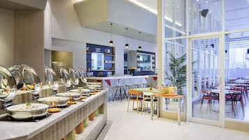 Pequenos-almoços, almoços, jantares servidos, cozinha internacional