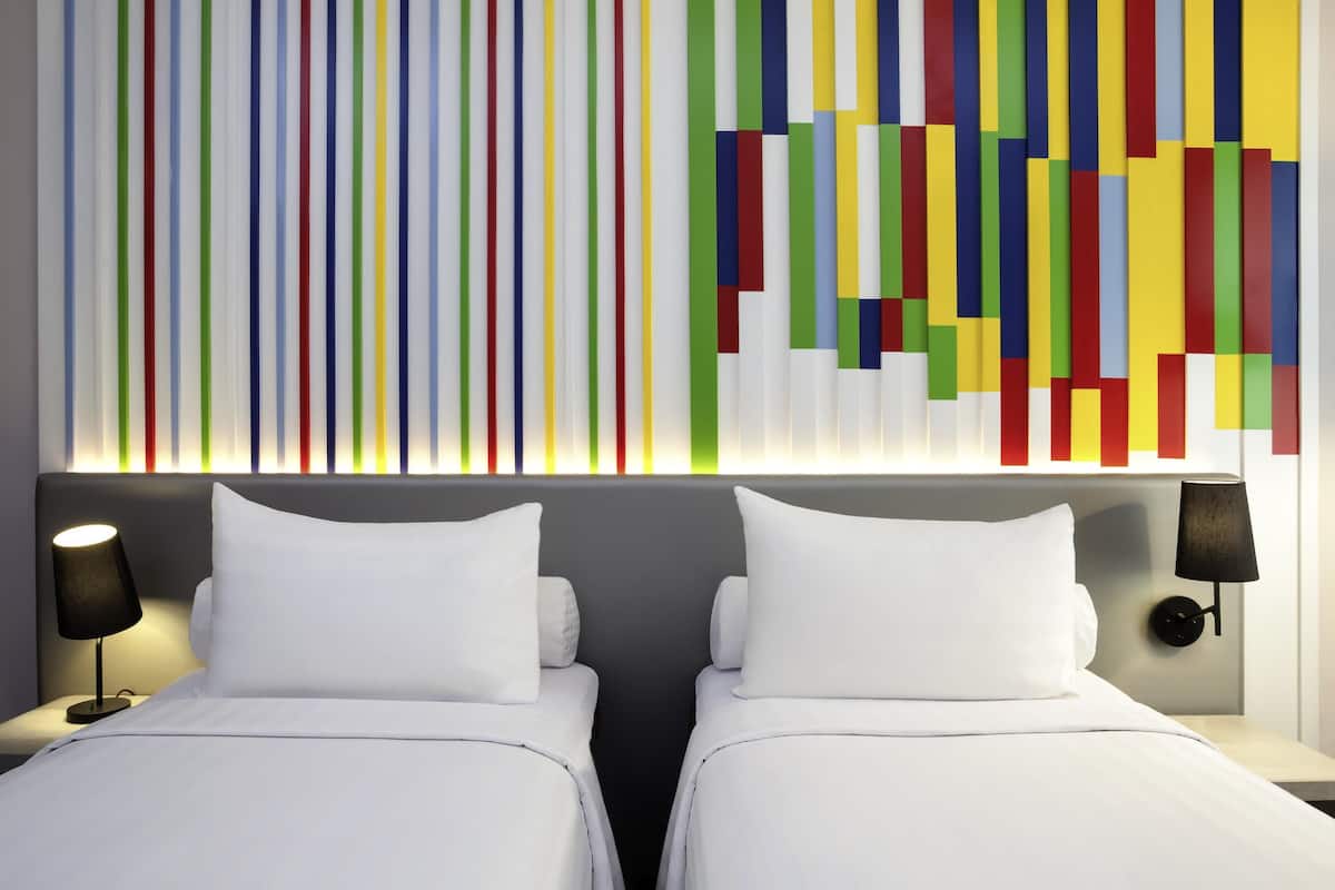 Quarto standard, 2 camas de solteiro | Frigobar, cofres nos quartos, escrivaninha, cortinas blackout