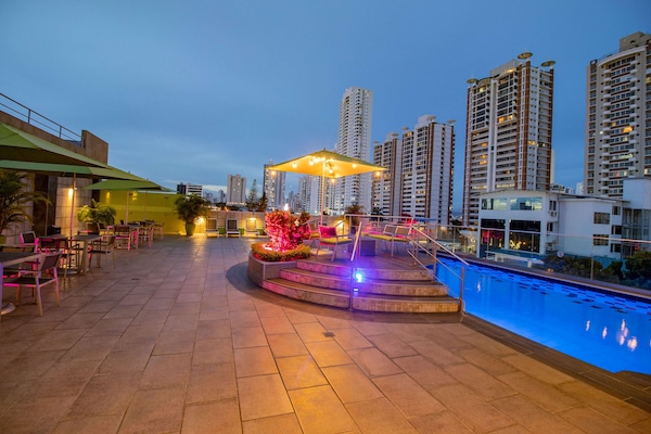 Piscina externa, guarda-sóis, espreguiçadeiras