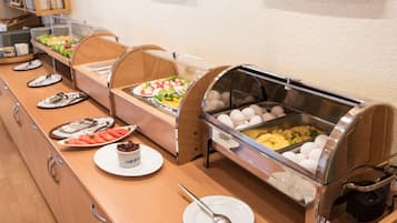 Pequeno-almoço tipo buffet diário mediante uma taxa