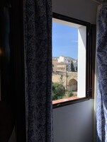 Quarto Duplo Standard ( Ventana al Puente Nuevo) | Secretária, Wi-fi grátis 