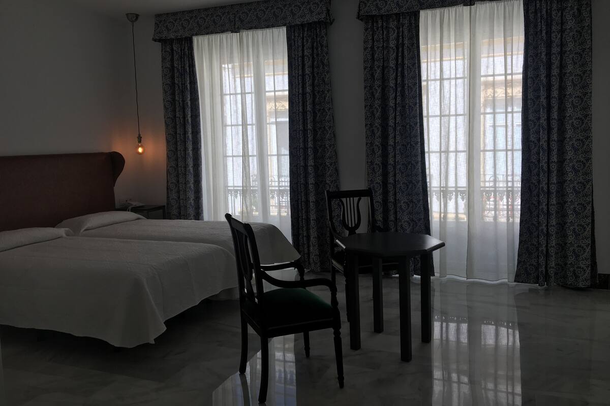 Quarto casal superior, sacada | Wi-Fi de cortesia, roupa de cama