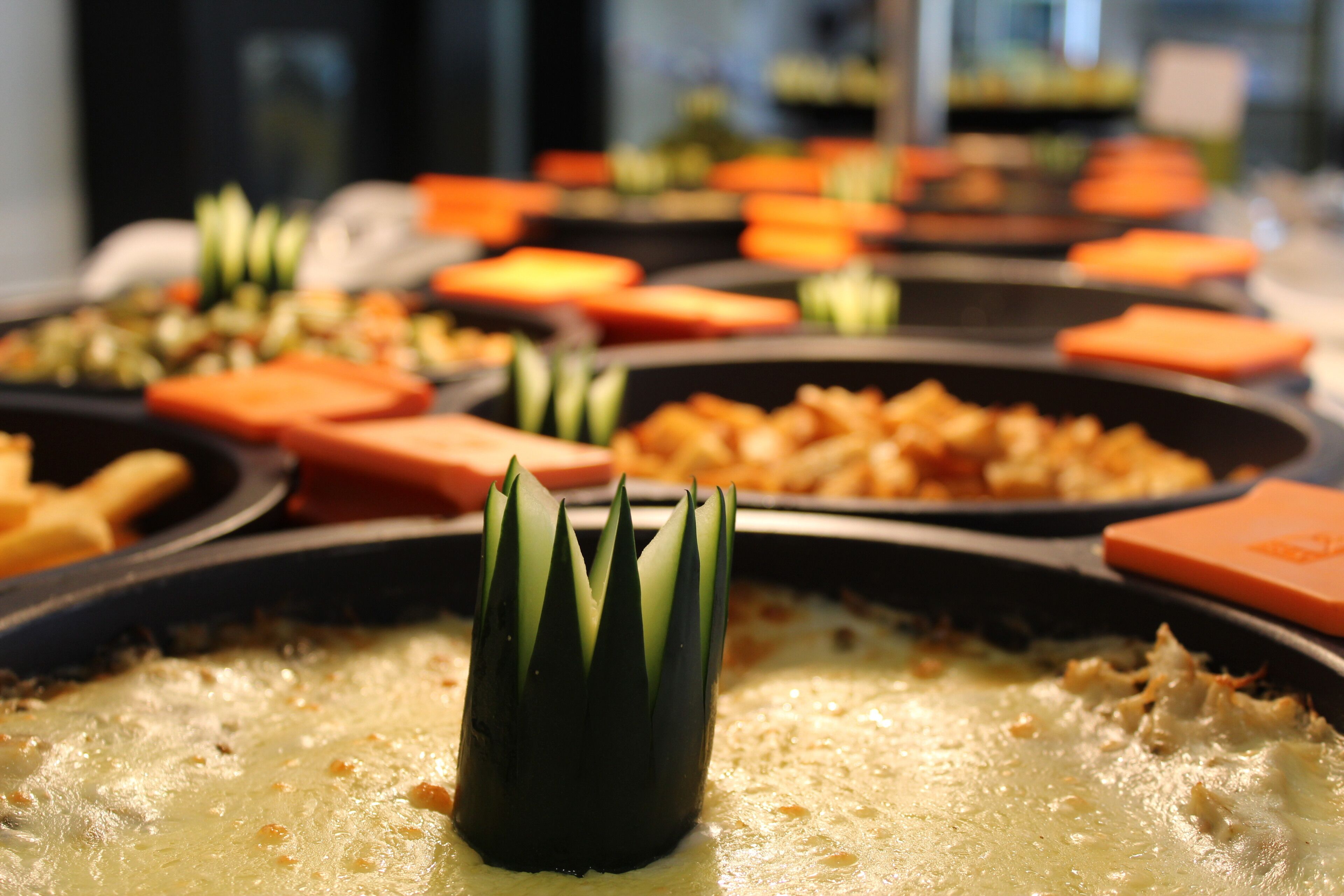 Buffet com diversos pratos, incluindo um prato principal com detalhe decorativo.