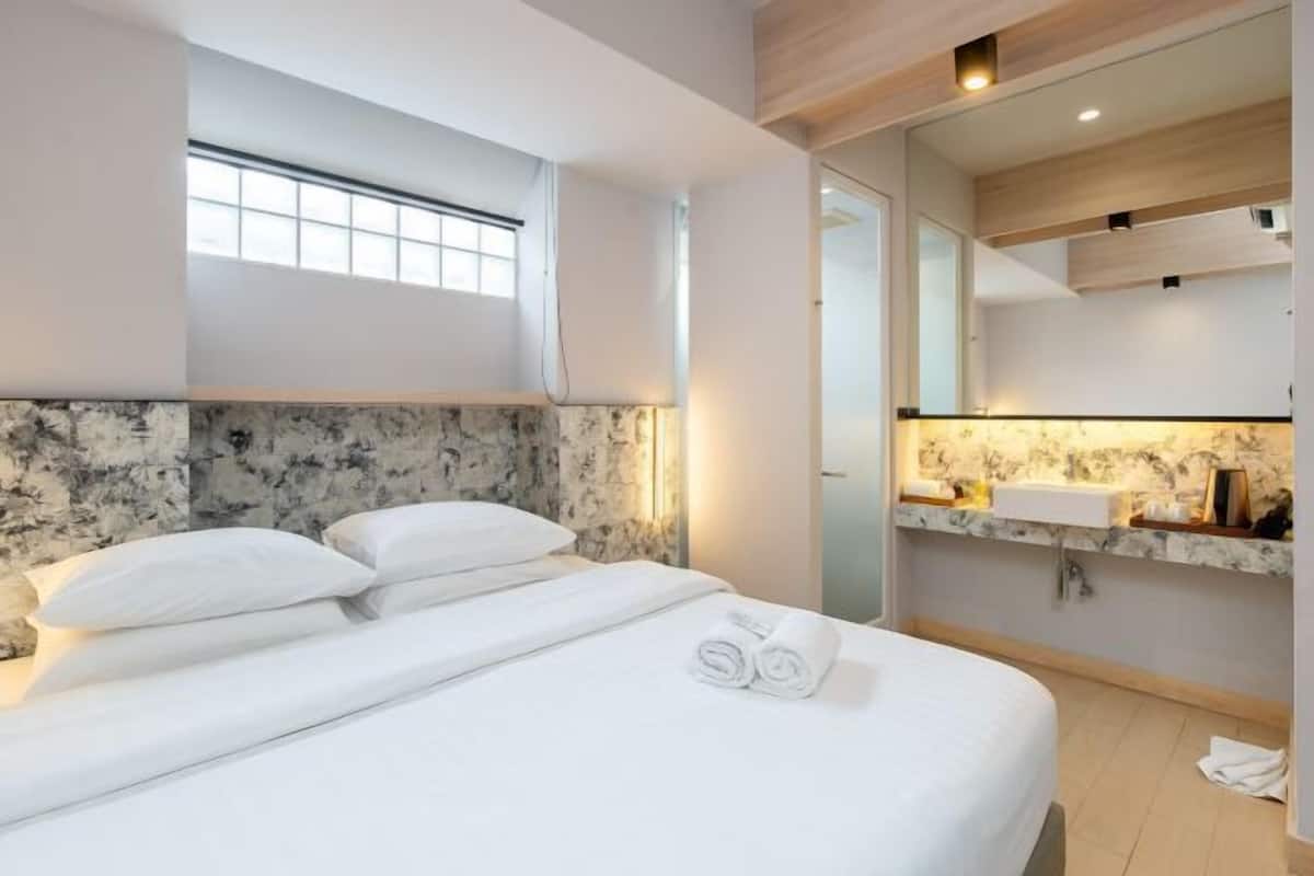 Minibar, cofre no quarto, Wi-fi grátis, roupa de cama fornecida