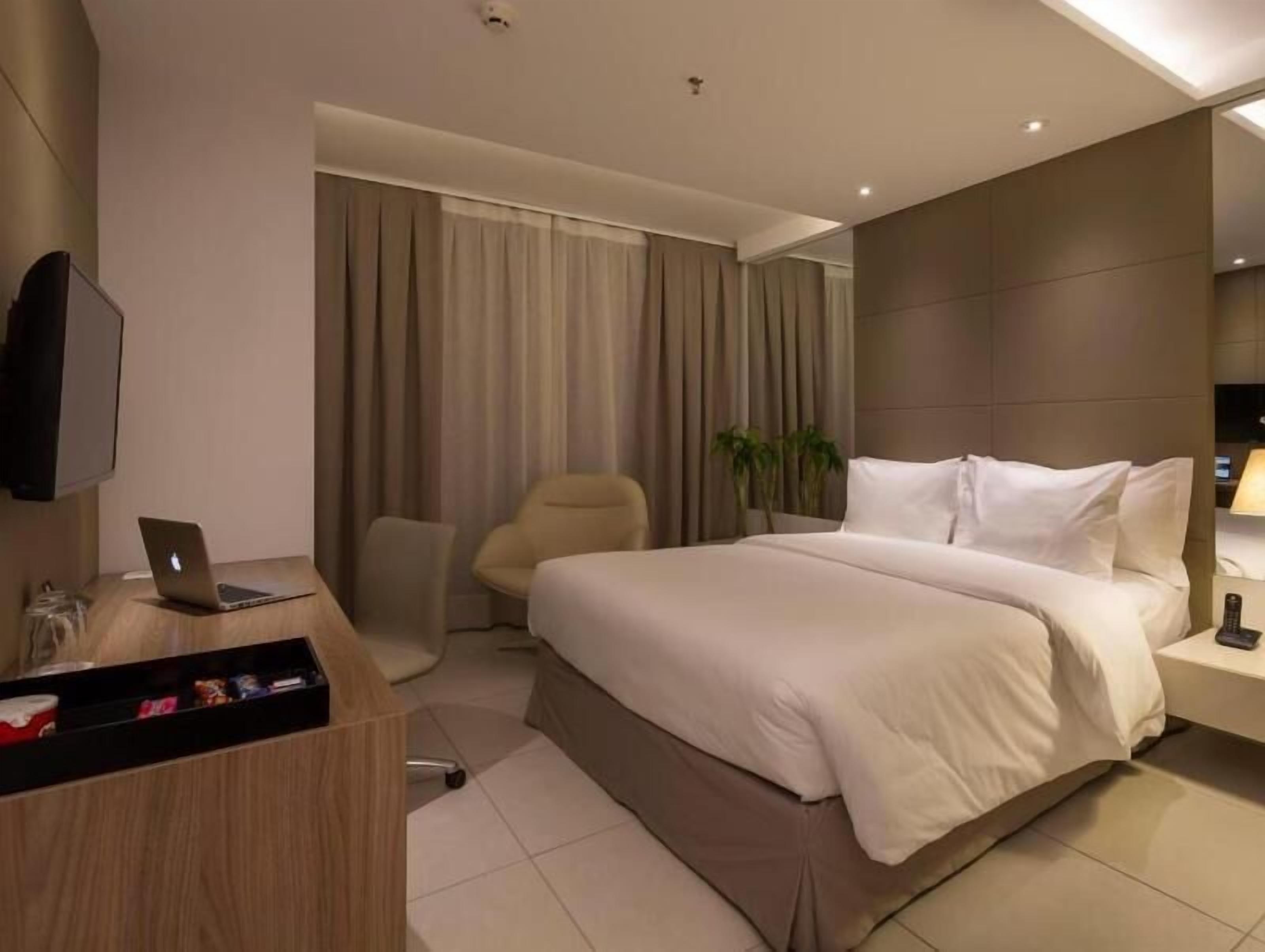 Minibar, cofre no quarto, secretária, quartos insonorizados 