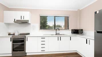 Apartamento, 2 quartos | Cozinha privada | Minifrigorífico, uma chaleira elétrica
