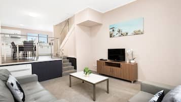 Apartamento, 2 quartos | Sala de estar | Televisor de ecrã plano de 42 cm com canais digitais, televisor