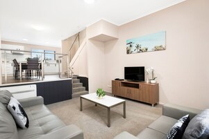 Apartamento, 2 quartos | Sala de estar | Televisor de ecrã plano de 42 cm com canais digitais, televisor 