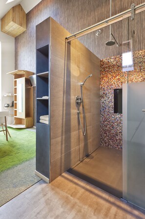 Quarto luxo | Comodidades do banheiro | Secador de cabelo (mediante solicitação), toalhas de banho