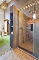 Quarto Deluxe | Comodidades da casa de banho | Um secador de cabelo (mediante pedido), toalhas fornecidas 