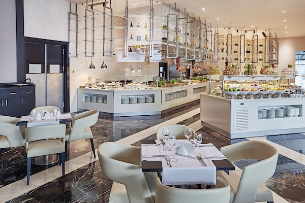 Café da manhã com buffet diário (EUR 48 por pessoa)
