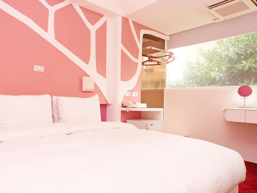 Quarto Duplo Standard | Roupa de alta qualidade, edredões de penas, com decoração personalizada