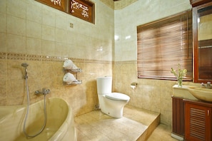 Quarto Deluxe | Casa de banho | Uma banheira de imersão total, um secador de cabelo (mediante pedido)
