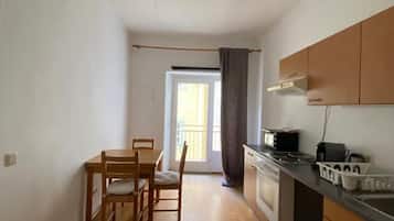 Apartamento, 1 quarto | Cozinha privada | Geladeira, cafeteira/chaleira, talheres/pratos/utensílios de cozinha
