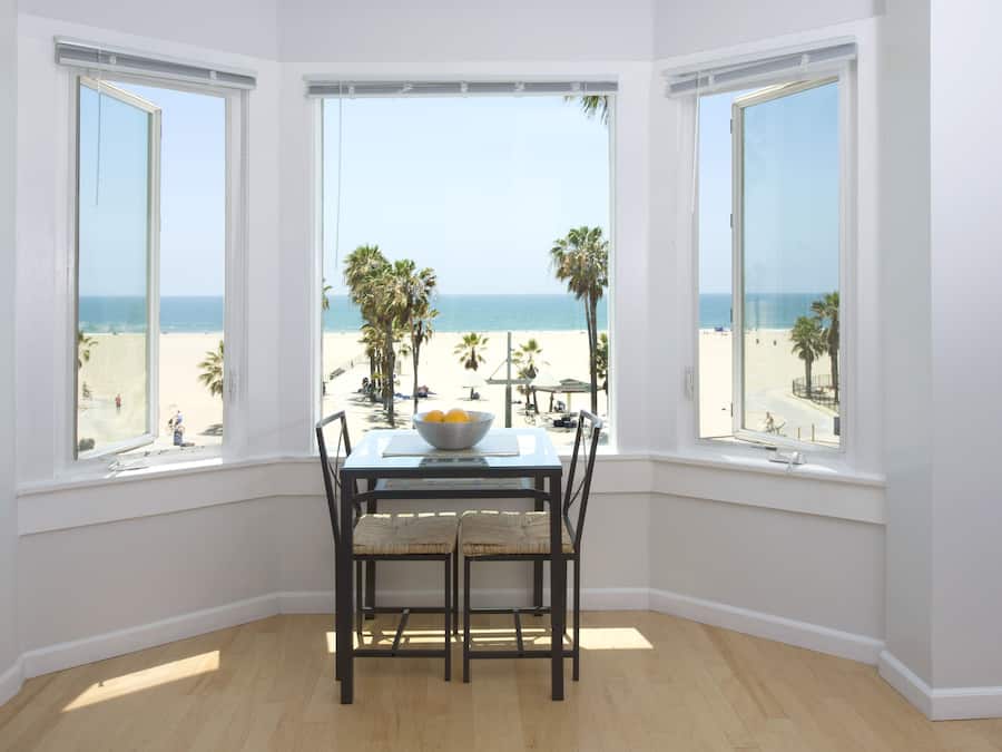 Cofres nos quartos, escrivaninha, espaço de trabalho para notebook