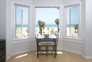 Cofre no quarto, secretária 