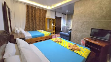 Quarto Quádruplo Superior, 2 camas de casal, pátio, vista para o mar | Cofre no quarto, com decoração personalizada