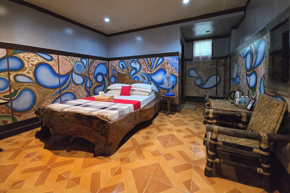 Quarto Duplo Deluxe, pátio, vista para o jardim | Cofre no quarto, com decoração personalizada