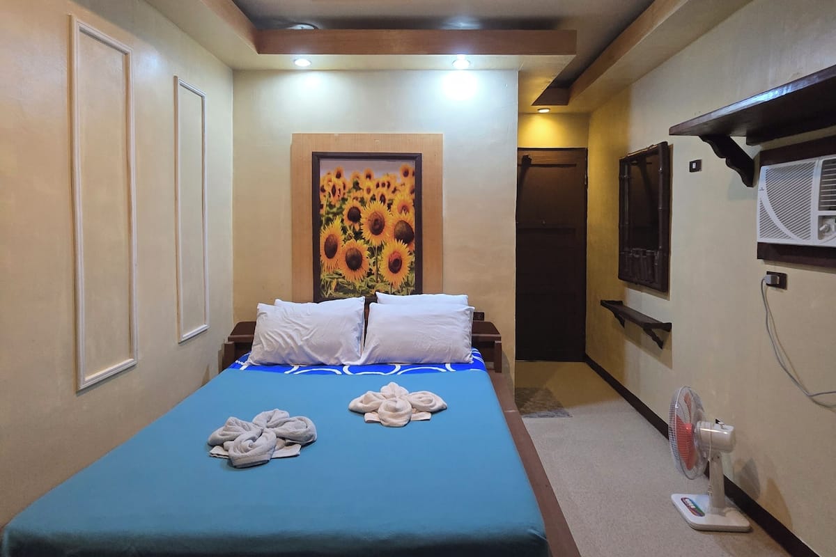 Quarto Duplo Superior, 1 cama de casal, varanda, vista para o mar | Cofre no quarto, com decoração personalizada