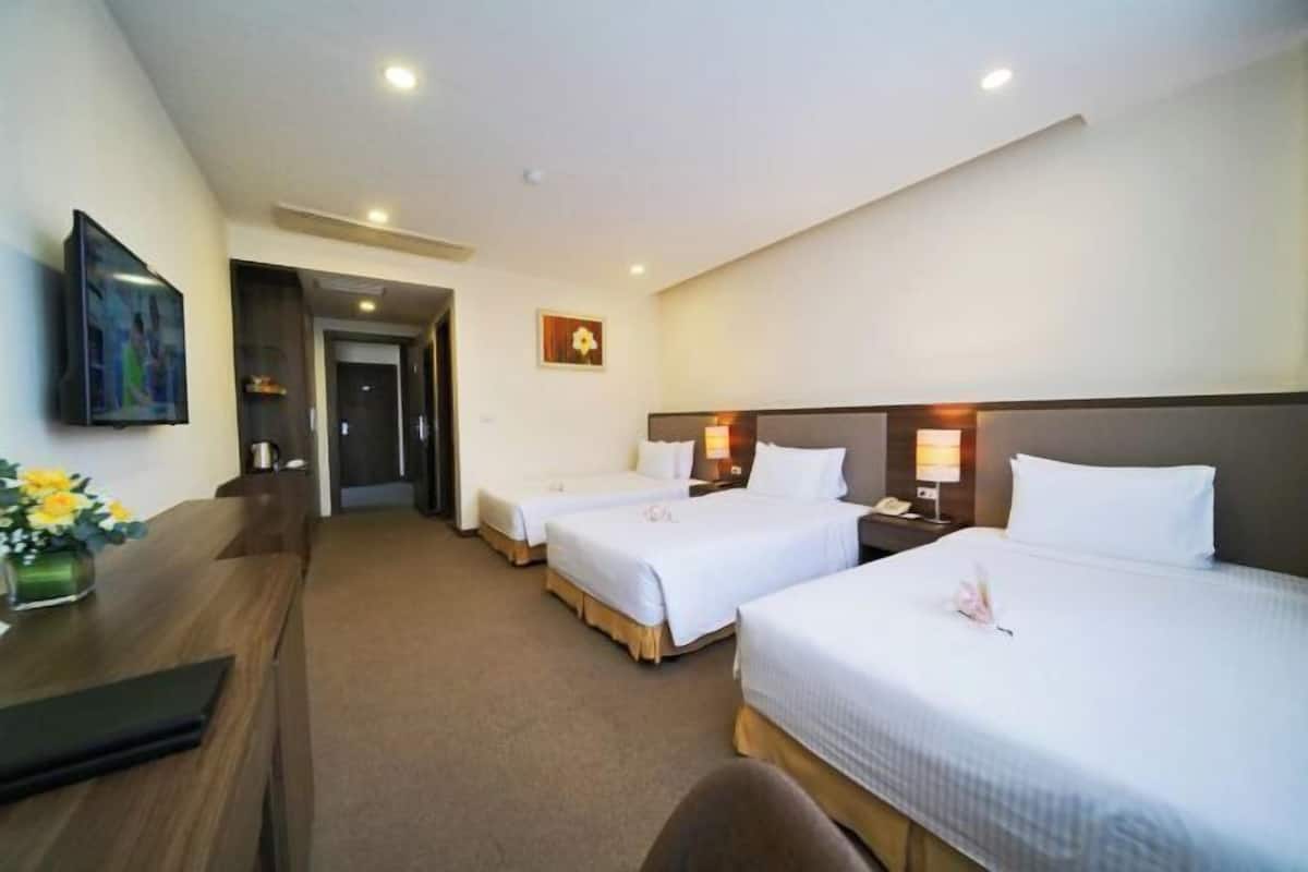 Minibar, cofre no quarto, secretária, quartos insonorizados