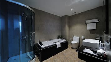 Suite Executiva | Casa de banho | Artigos de higiene pessoal grátis, um secador de cabelo, chinelos
