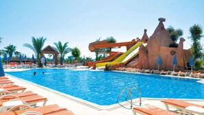 Piscina interior, 3 piscinas exteriores 