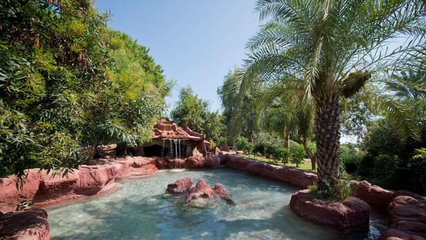 Piscina interior, 3 piscinas exteriores 