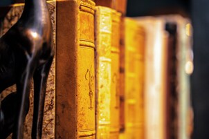 Uma fileira de estantes cheias de livros.