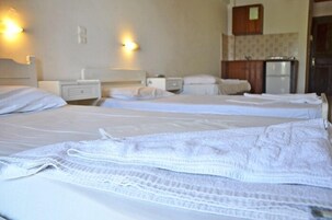 Estúdio, vista para a piscina | Berços/camas para crianças grátis, camas desdobráveis 