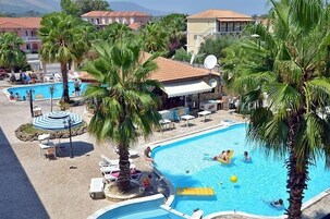 2 piscinas interiores, piscina exterior sazonal, guarda-sóis 