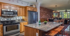 Casa de Férias, 4 quartos | Cozinha privada | Um frigorífico/congelador grande, um micro-ondas, um forno 