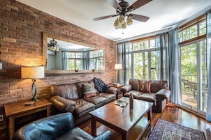 Casa geminada, 4 quartos | Área de estar | TV de tela plana, DVD player