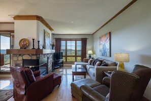 Apartamento Deluxe em Condomínio Fechado, 3 quartos | Sala | Televisor de ecrã plano de 40 polegadas com canais por cabo, televisor 