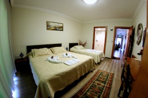 Roupa de alta qualidade, minibar, cofre no quarto